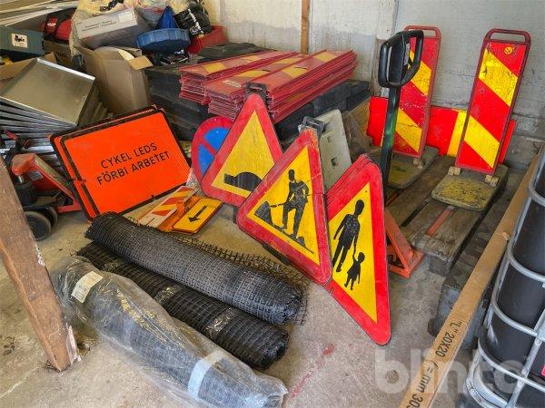 Skyltar - Byggarbetsplats / Hänvisnings och varningsskyltar | Blinto auktioner