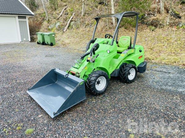 Kompaktlastare - Avant M528 | Blinto auktioner