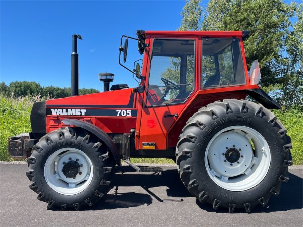 Traktor - VALMET 705-4 | Blinto auktioner