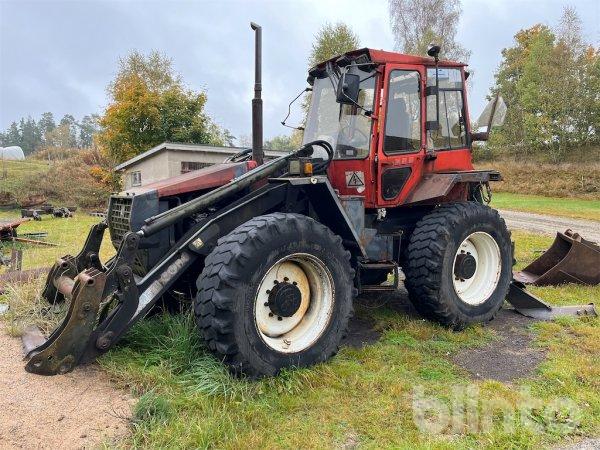 Traktorgrävare - Valmet 9000 & mängder av redskap | Blinto auktioner