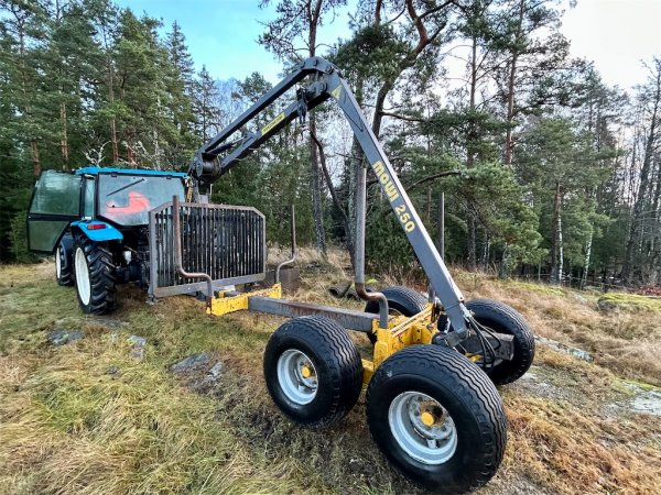 Skogskärra med kran - Mowi 250 | Blinto auktioner