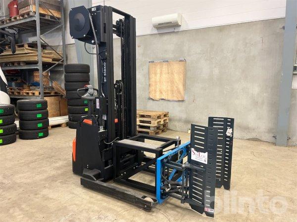 Däcktruck - Toyota BT SWE140S med däckklämma | Blinto auktioner