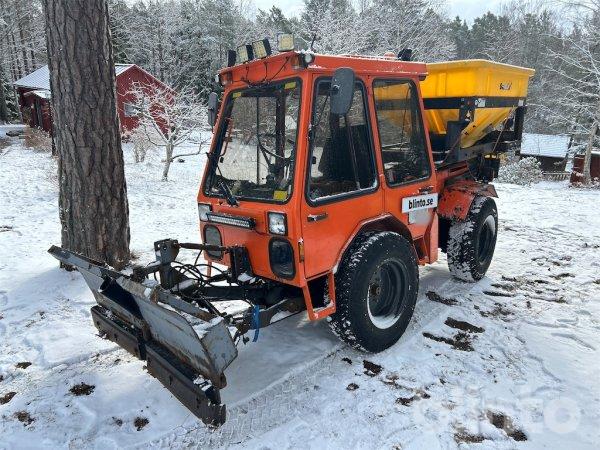 Redskapsbärare - HOLDER C6000 med vikplog och sandspridare (minus ...
