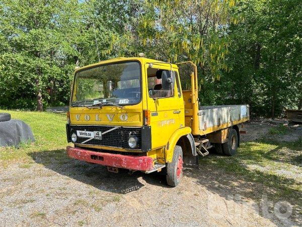 Lastbil - VOLVO F408 med kran | Blinto auktioner
