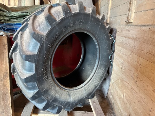 Däck utan fälg - Michelin 440/25R24 | Blinto auktioner